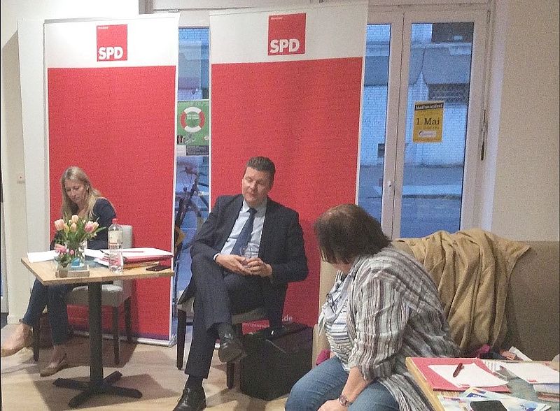 SPD-Spitzenkandidatin Anja Quast vor Ort in Rahlstedt